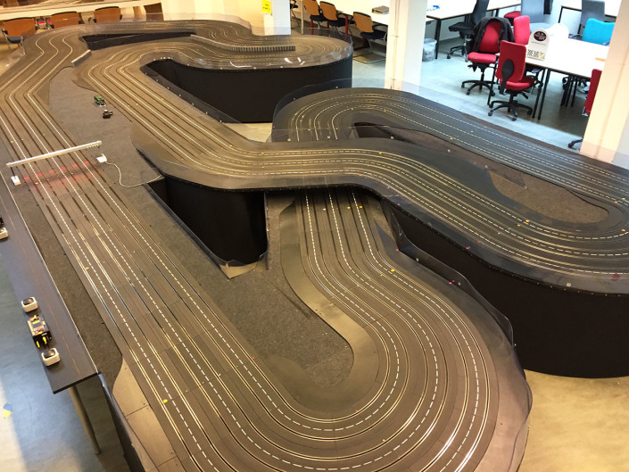 Drei Rennbahnen auf über 300 qm Fläche - Slotracing in Berlin